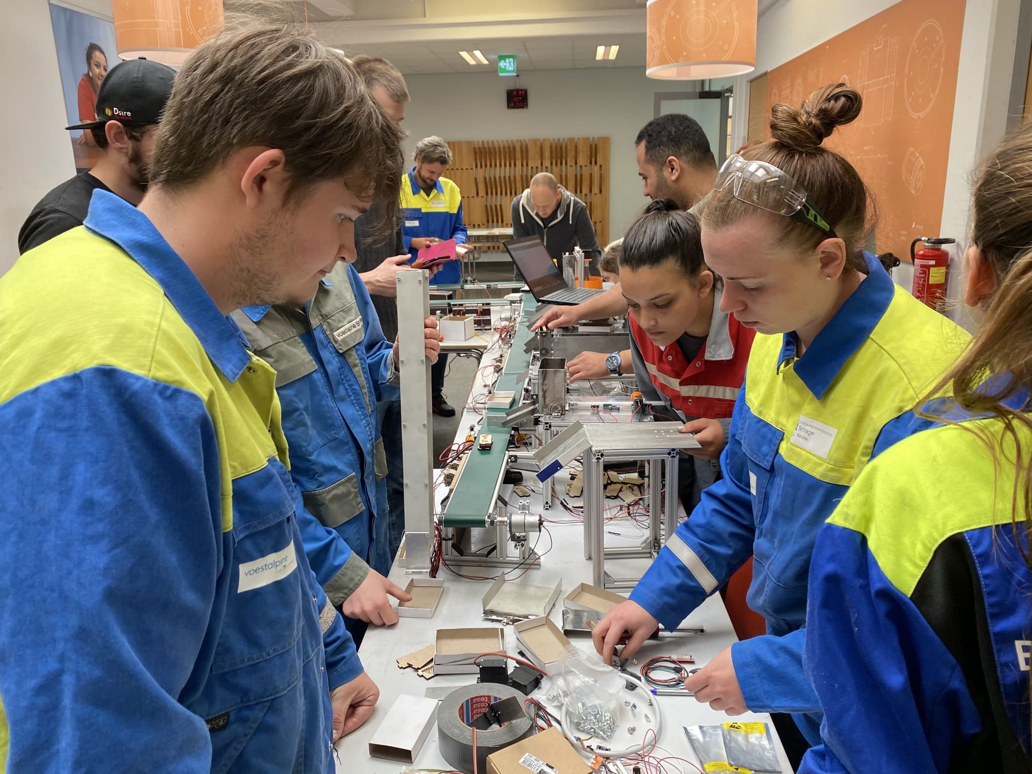 FHTW-Workshop bei Voestalpine-Böhler: Lehrlinge bauen digitale ...