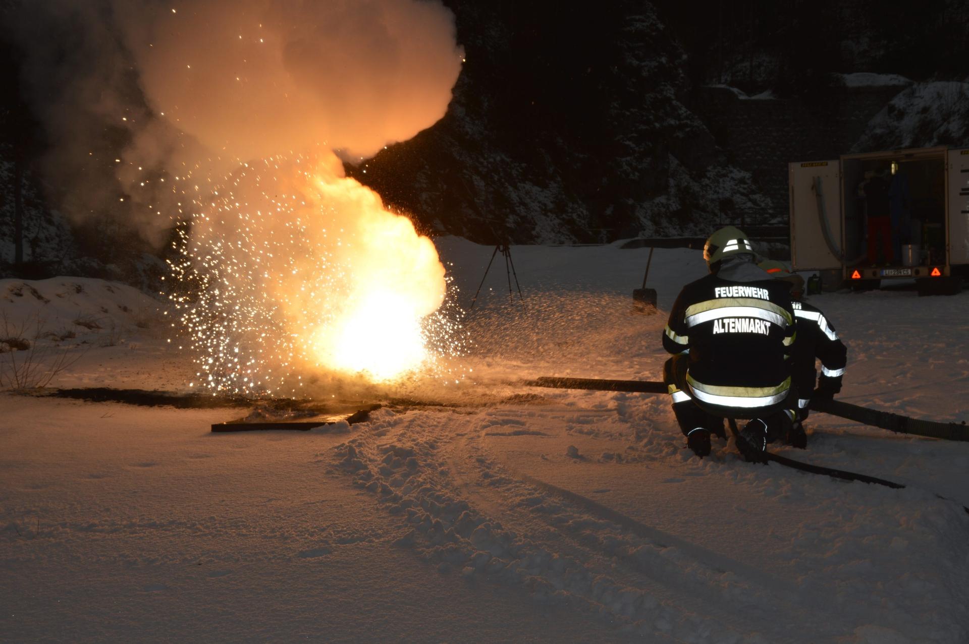 Innovative extinguishing agent: Using flakes to combat magnesium fires ...