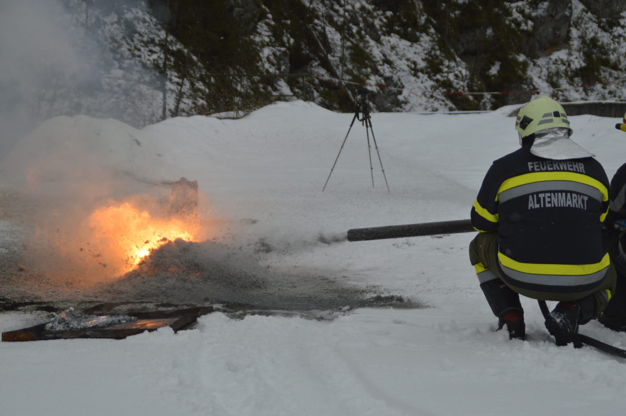 Innovative extinguishing agent: Using flakes to combat magnesium fires ...